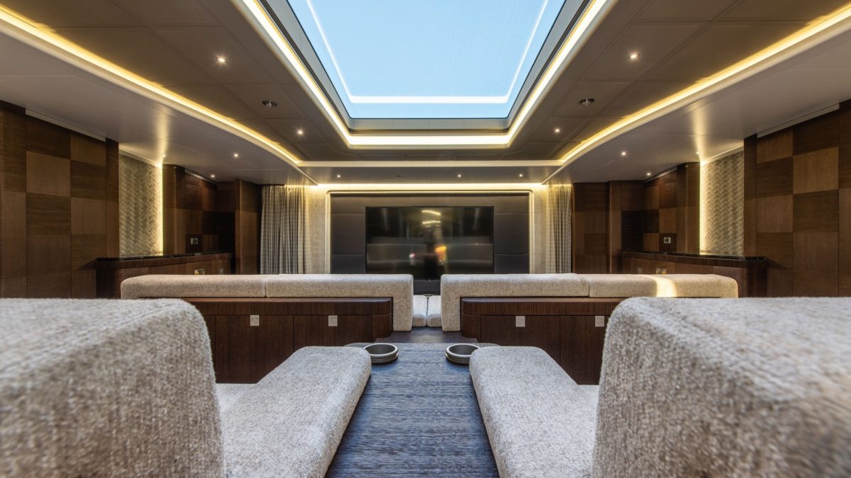 Dünyanın en büyük yatlarından White Rabbit'in göz atın - Sailing Türkiye