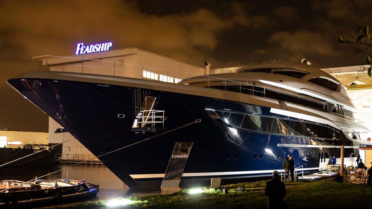 Feadship tarafından tasarlanan süper yat Podium taşınma esnasında ...