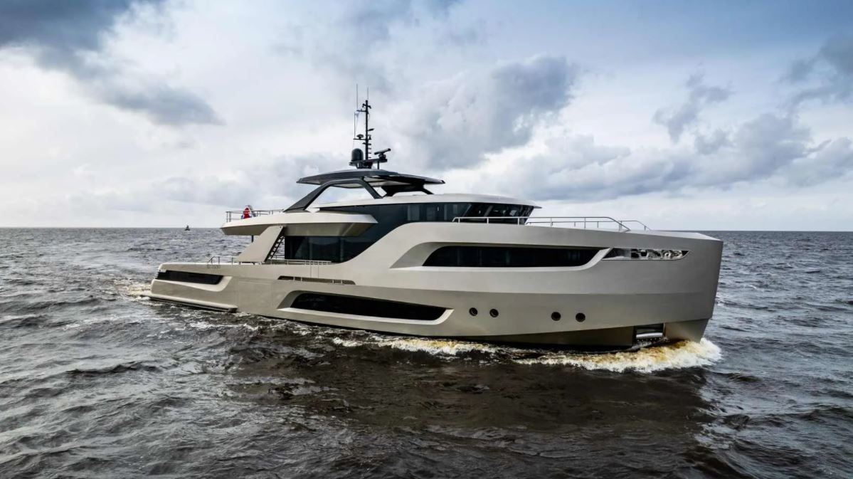 Holterman'ın ilk X-105 süperyatı Lady Fleur deniz denemelerinde ...