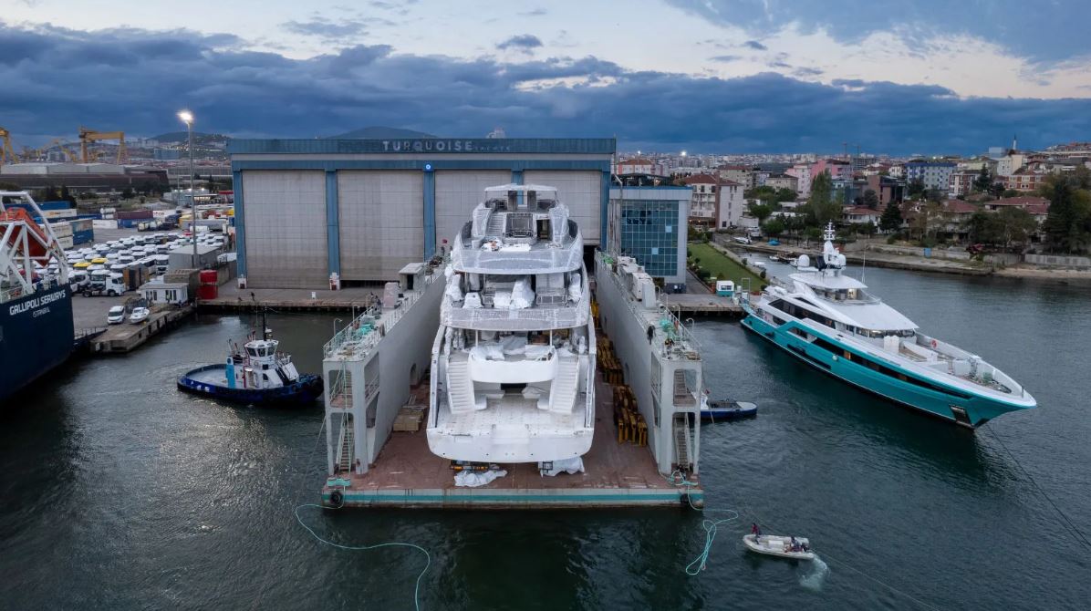 79 metrelik Turquoise üretimi motorlu yat Project Toro hareket halinde ...